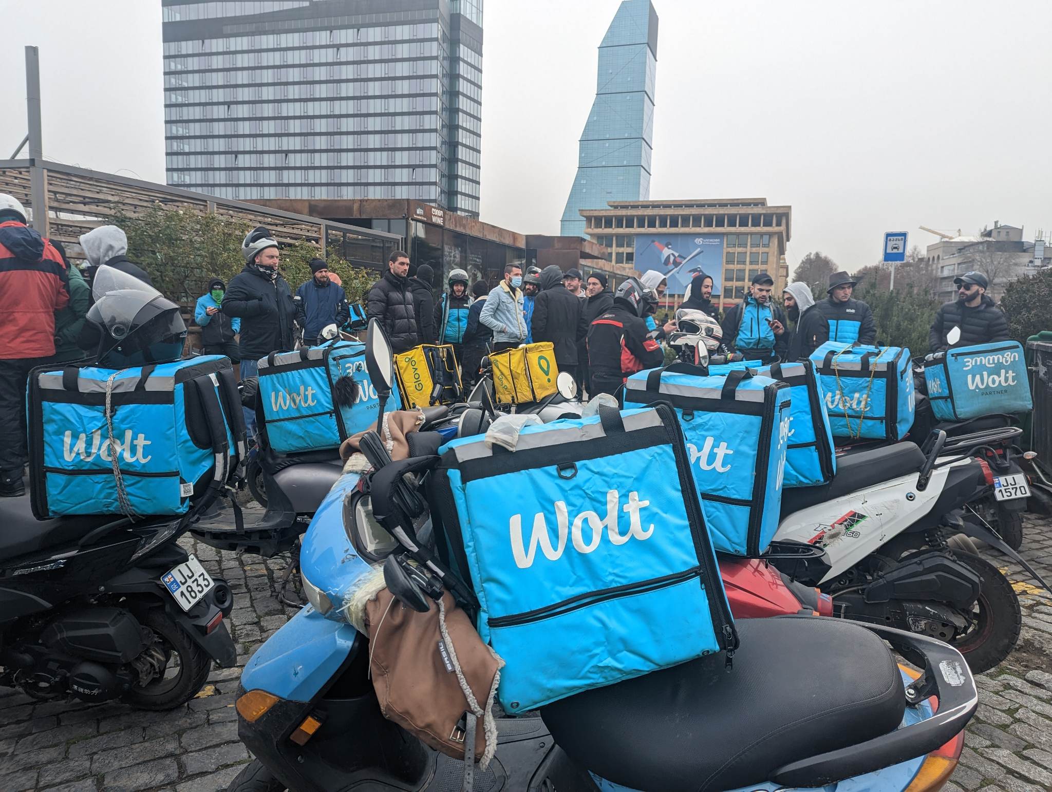 Wolt-ის კურიერები ტარიფების ზრდის მოთხოვნით აქციას მართავენ